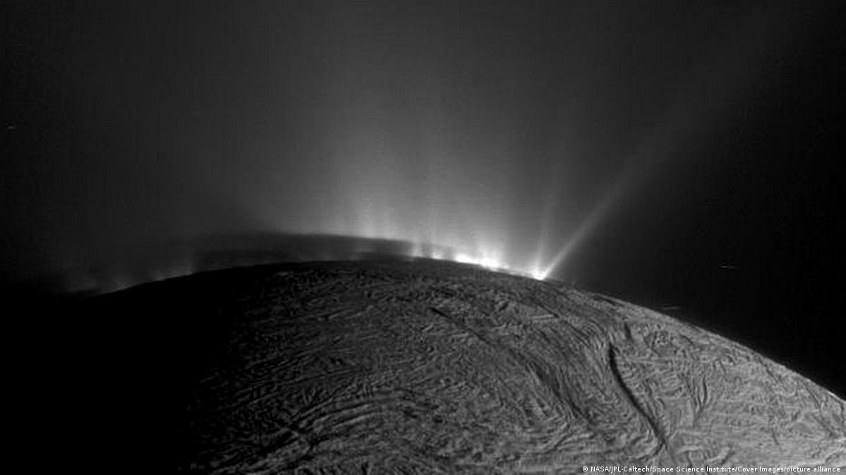 Nueva evidencia: luna de Saturno Encélado albergaría vida