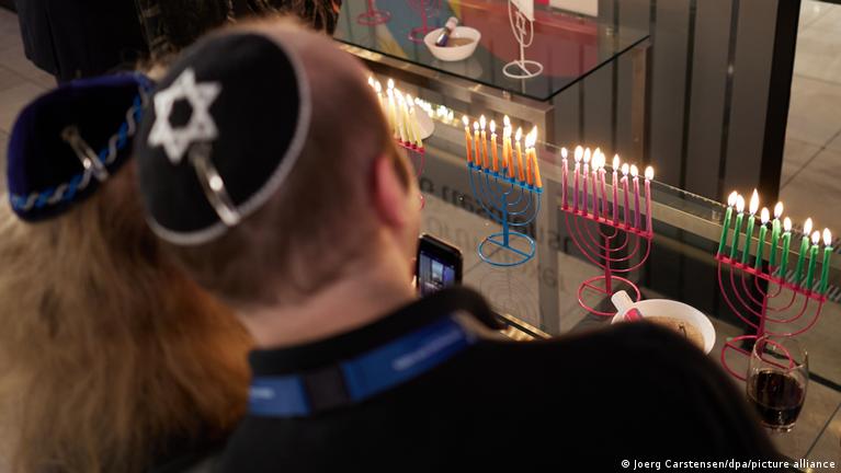 Jews in Germany: The aftermath of the Hamas terror attacks – DW – 12/20 ...
