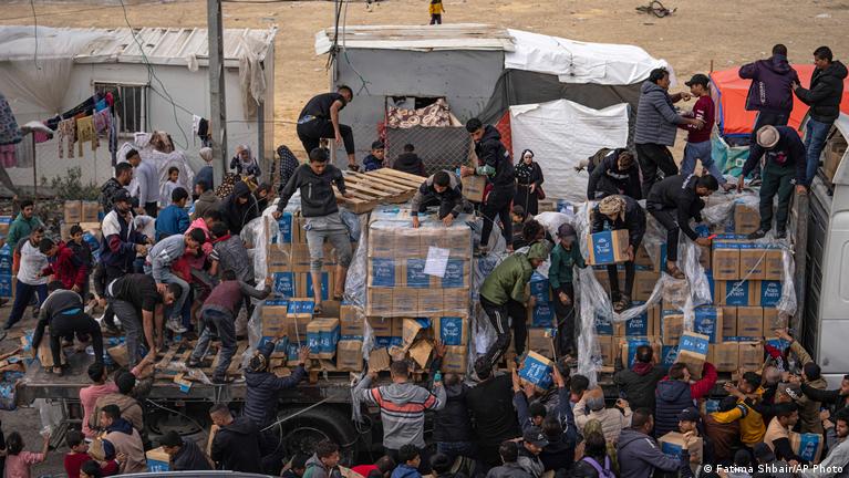 Gaza conflict: Humanitarian crisis worsens despite more aid – DW – 12 ...