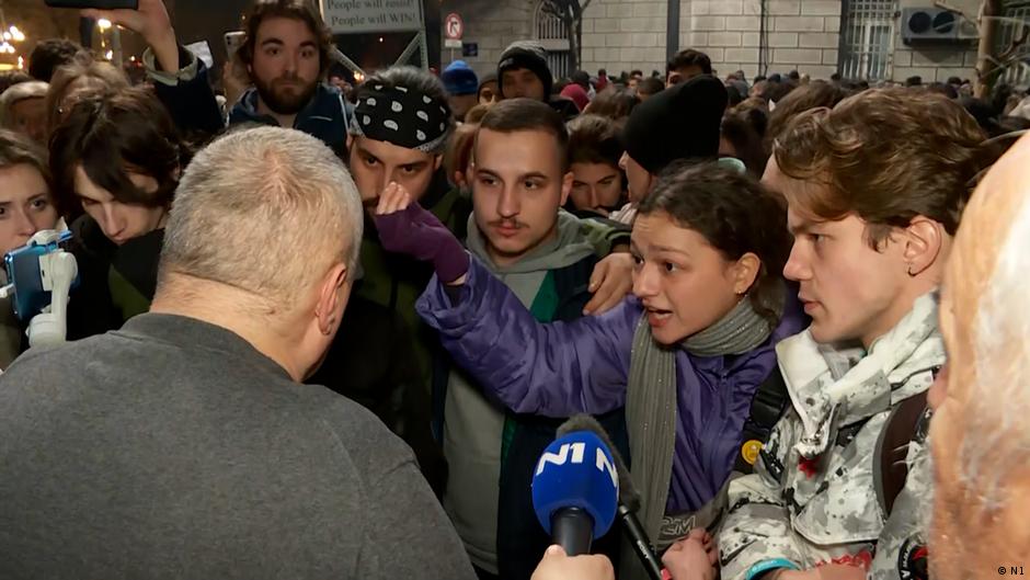 Protesti u Beogradu: studenti preuzimaju inicijativu – DW – 19. 12. 2023.