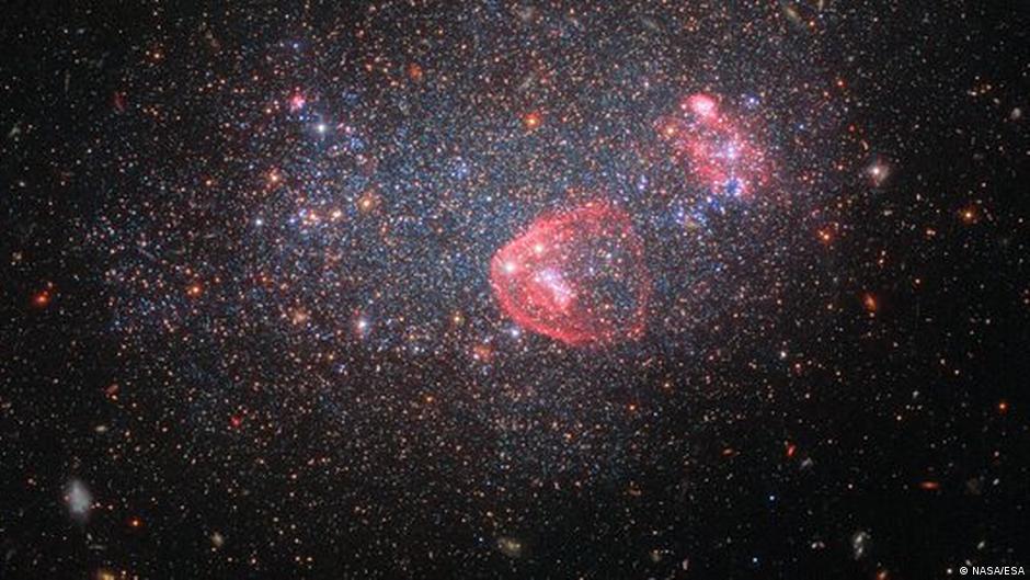 Hubble capta galaxia similar a una brillante bola de nieve – DW – 21/12 ...