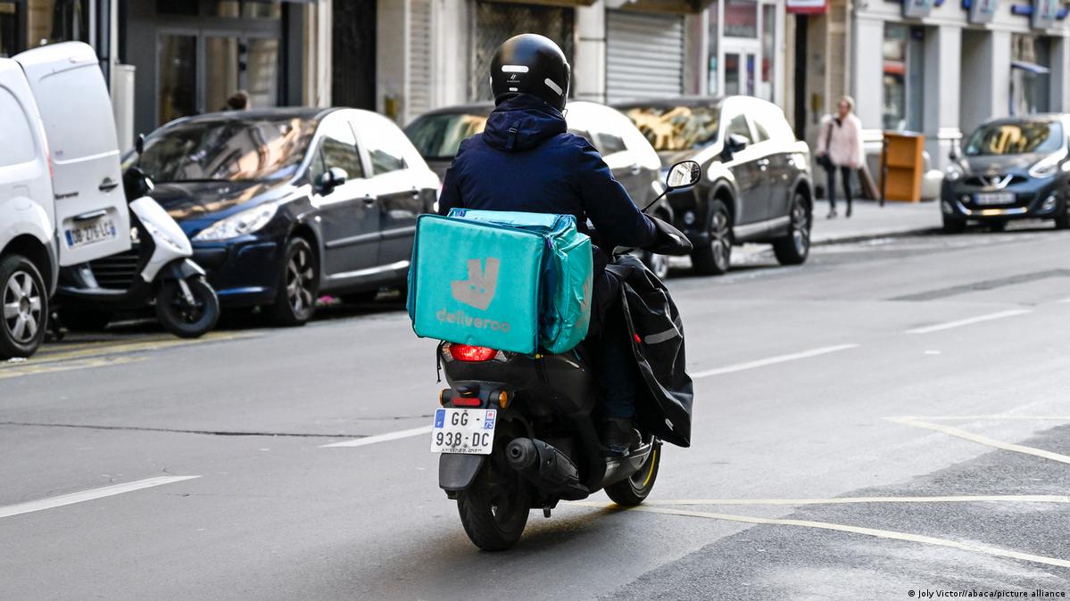 EU states agree to regulate Deliveroo, Uber workers' rights – DW – 03 ...