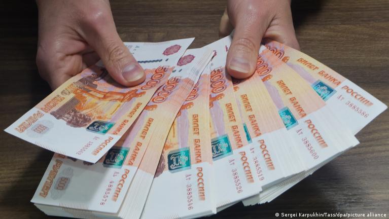 Russia in panic as US sanctions trigger ruble collapse – DW – 11/28/2024