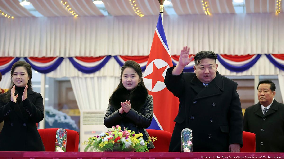 Esposa de Kim Jong-un reaparece tras año y medio ausente