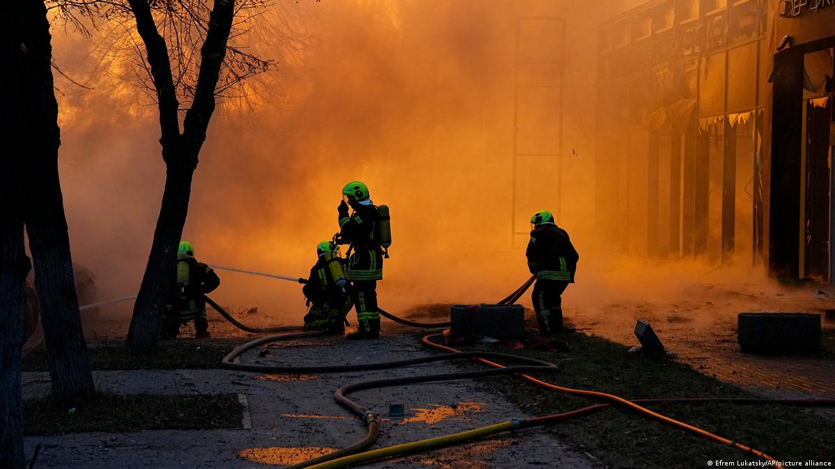 Нічна атака РФ: у Києві троє загиблих, 29 поранених – DW – 26.10.2025