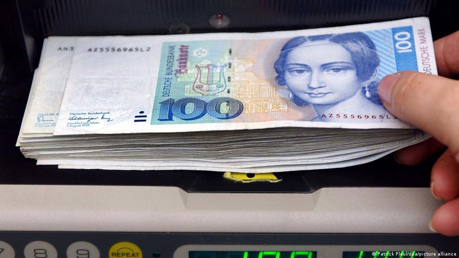 Why are Germans hoarding billions of useless deutsche marks? – DW – 01 ...