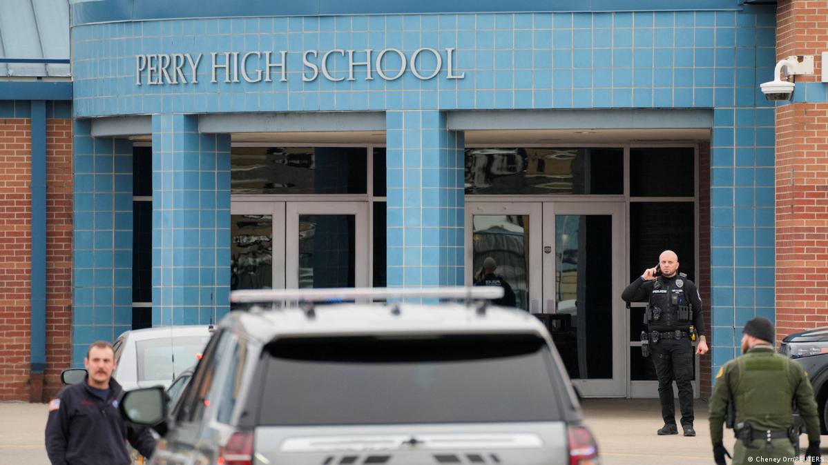 Iowa school shooting leaves 1 dead, several injured – DW – 01/04/2024