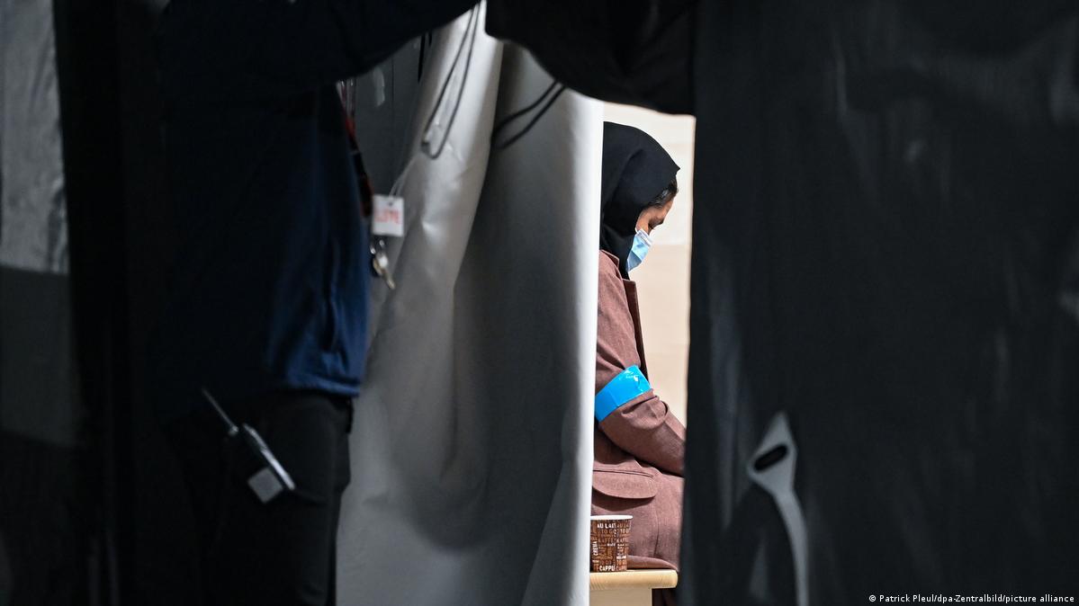 "Endlich nach Deutschland ausreisen": Hoffnung für Afghanen – DW – 27.08.2025