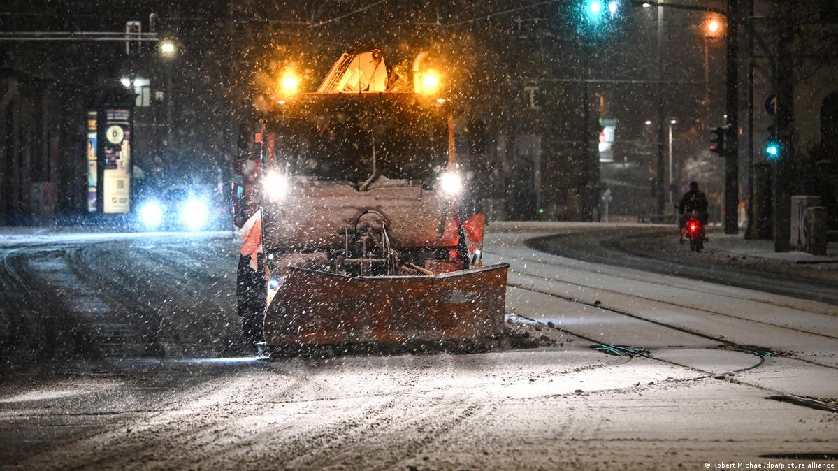 Heavy snowfall, black ice cause traffic chaos in Germany – DW – 01/18/2024