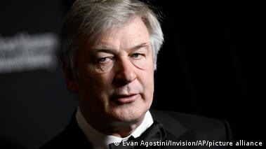 Alec Baldwin charged over 'Rust' shooting death – DW – 01/19/2024