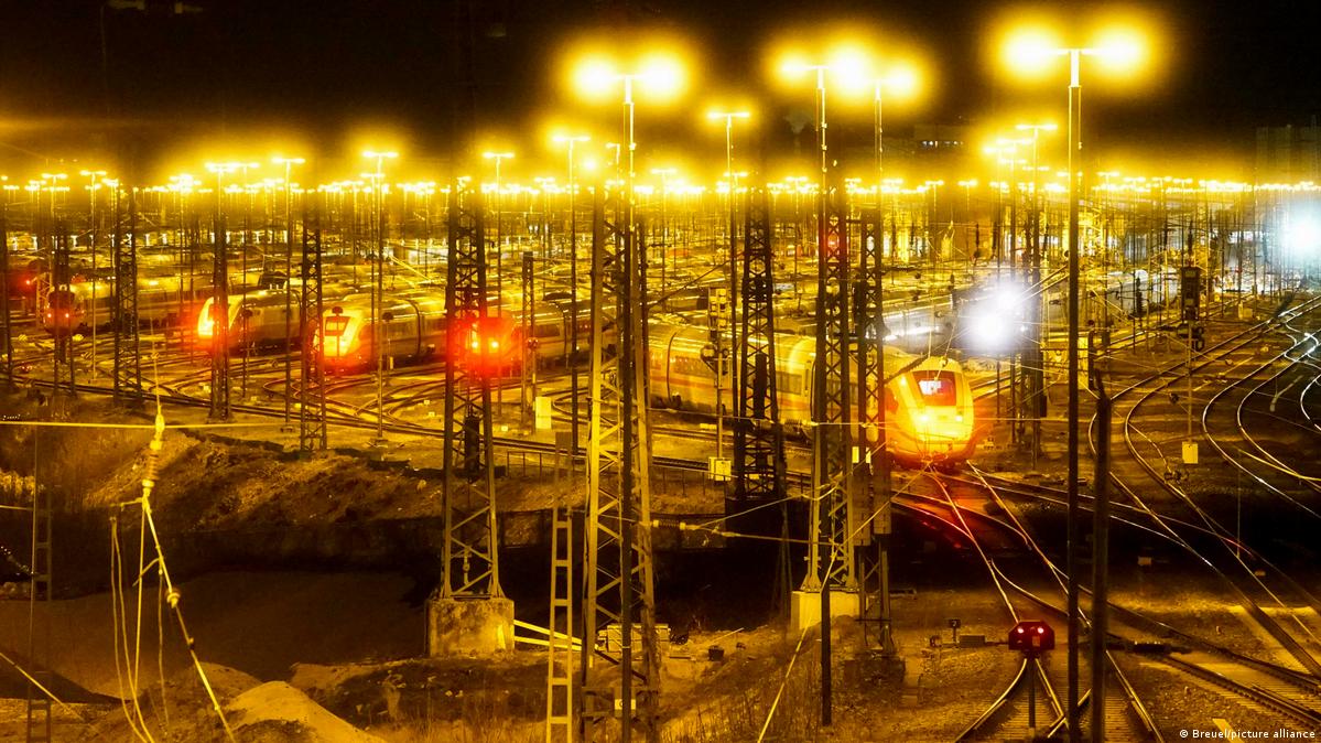 Απεργίες στα τρένα, σε ετοιμότητα πάλι οι αγρότες – DW – 24/01/2024