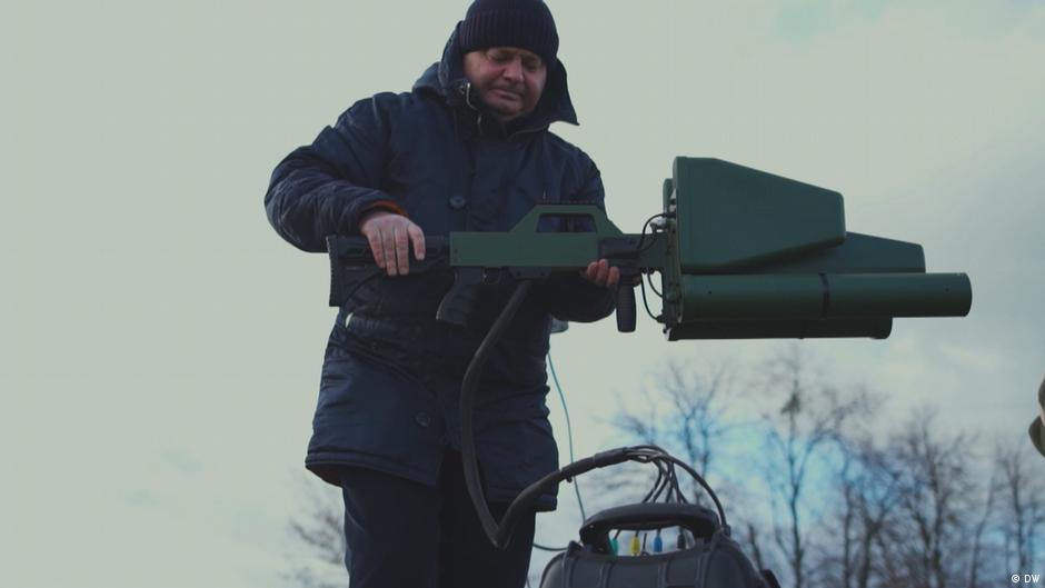 How Ukraine's signal-jamming guns stop Russian drones – DW – 01/25/2024