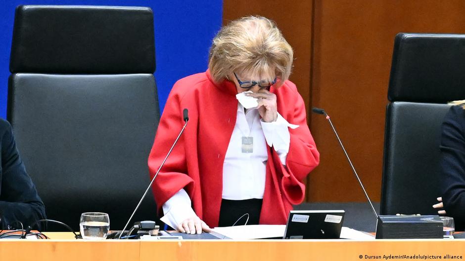 Holocaust survivor Irene Shashar shares message of hope – DW – 01/25/2024