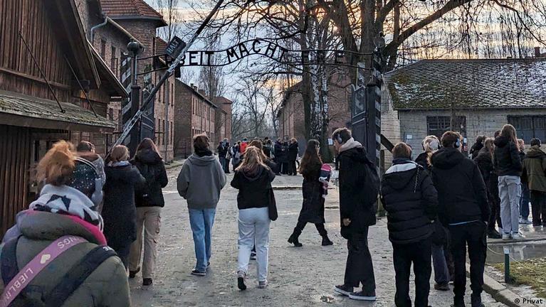 Auschwitz visit expands students' Holocaust understanding – DW – 01/27/2024