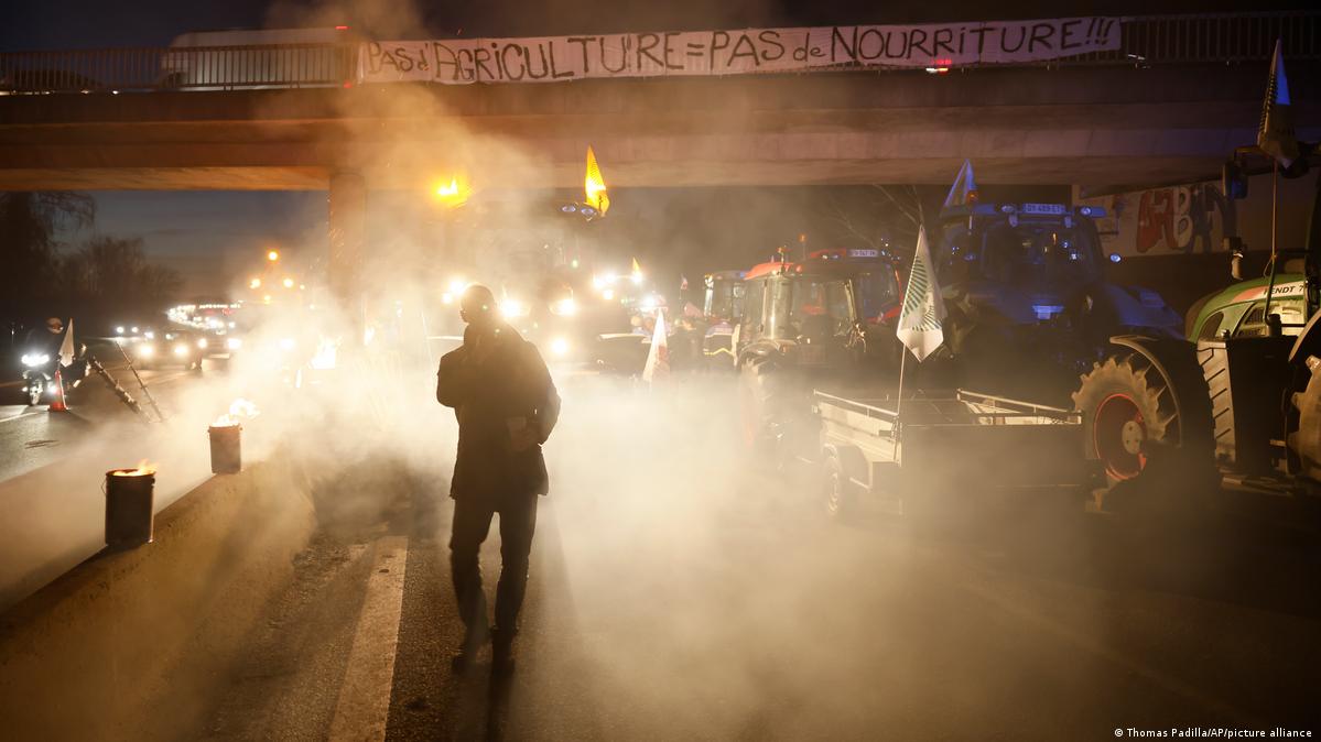 France: Farmers and police set to face off in Paris