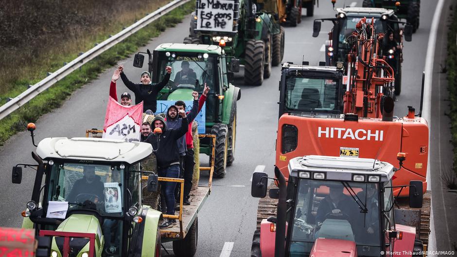 France: Farmer protests block Paris roads in row over EU law – DW – 01 ...