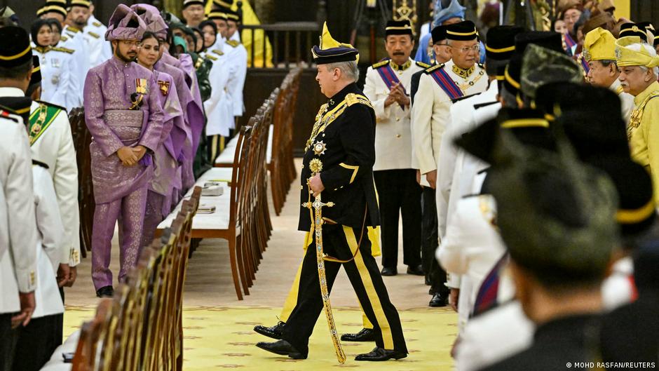Sultan Ibrahim of Johor sworn in as Malaysia's 17th king – DW – 01/31/2024