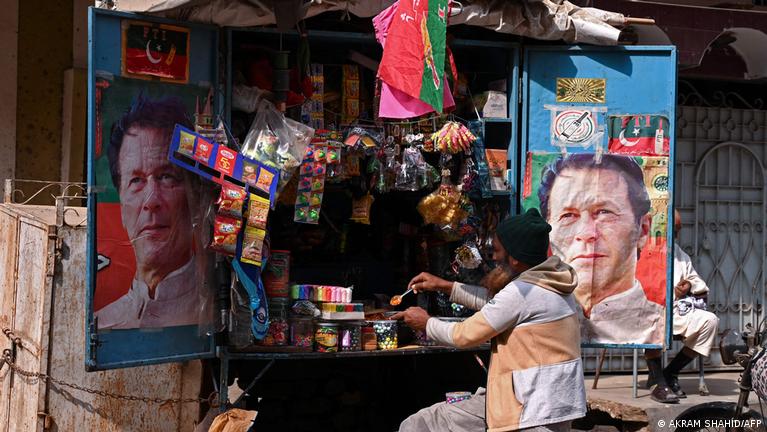 Pakistan election: Military's clout overshadows polls – DW – 02/05/2024