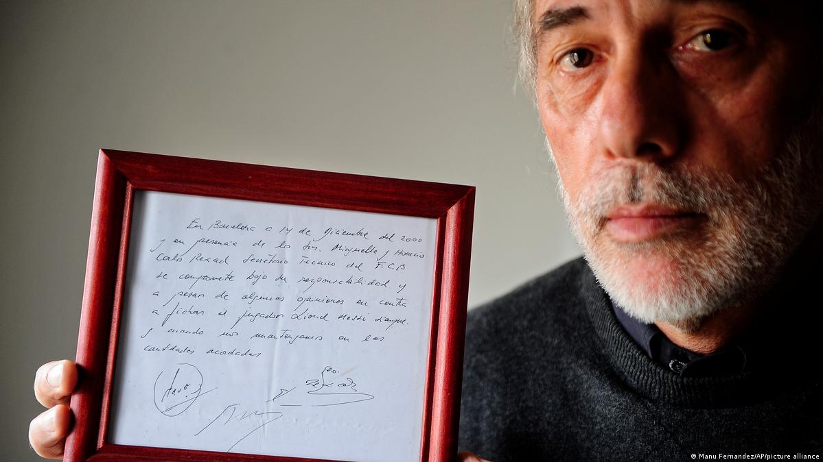 Napkin with Messi's first Barcelona contract up for auction – DW – 02 ...
