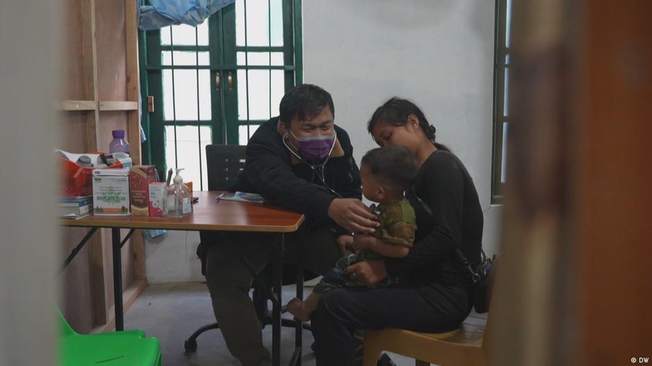Myanmar doctor cares for fellow refugees in India – DW – 02/03/2024