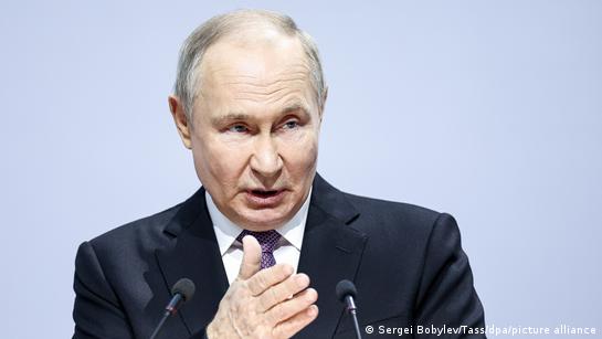 Russia officials see 'errors' in Putin challenger paperwork – DW – 02 ...