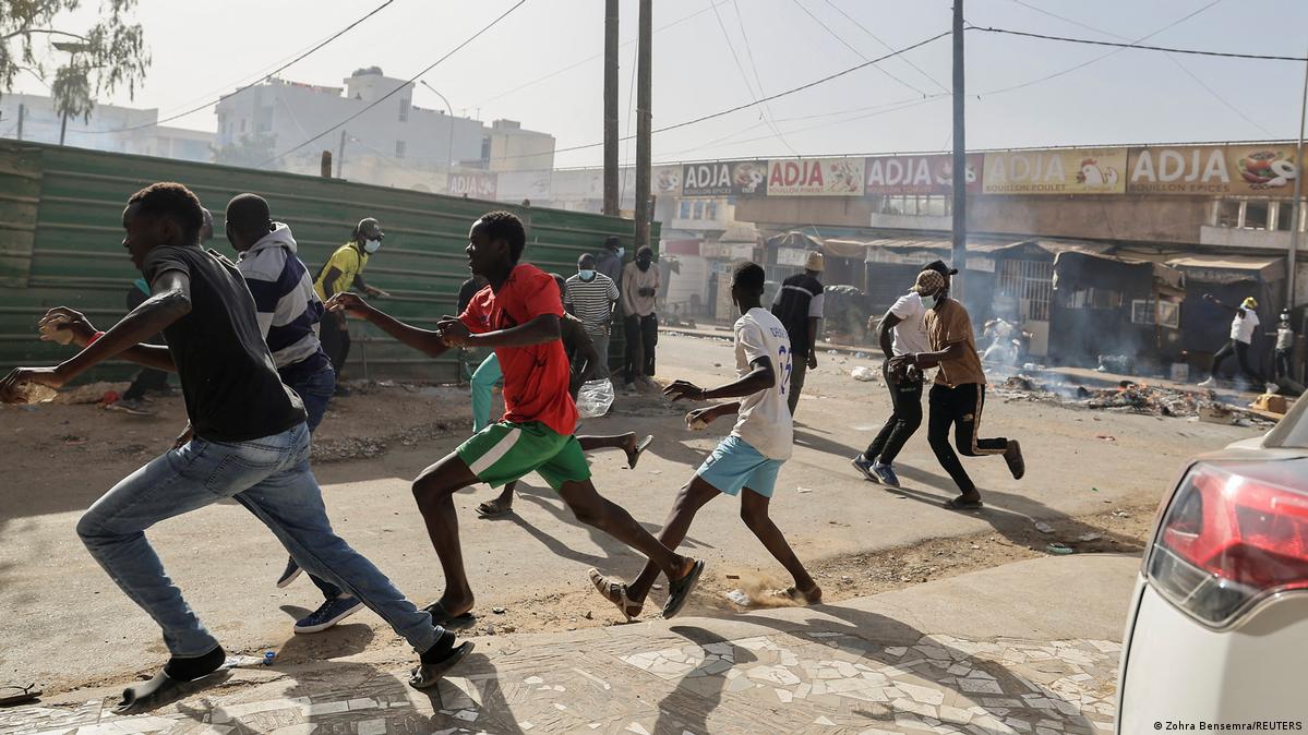 Senegal: Police crack down on protests over election delay – DW – 02/04 ...