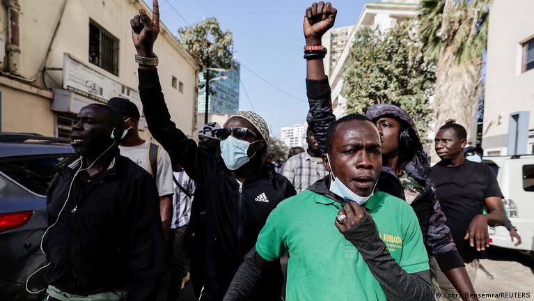 Is Senegal's democracy under threat? – DW – 02/06/2024