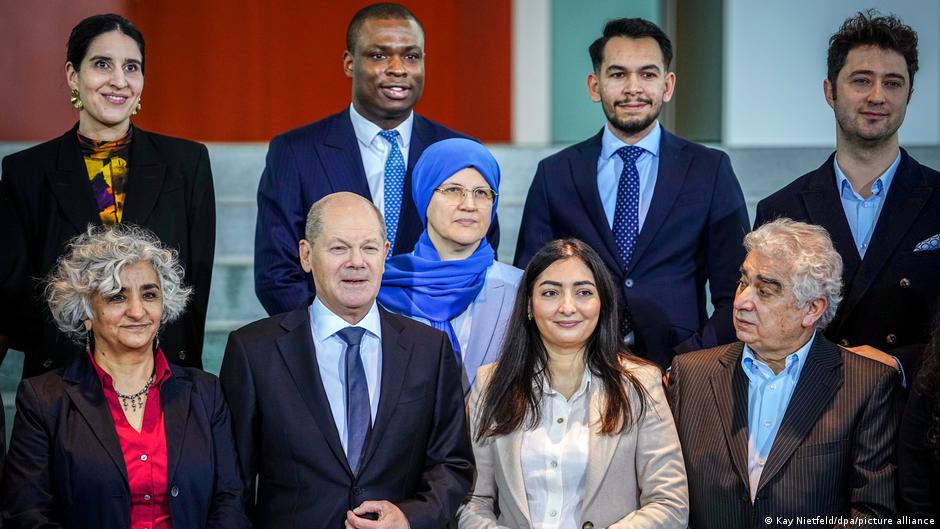 Germany's Scholz pledges solidarity with migrant groups – DW – 02/05/2024