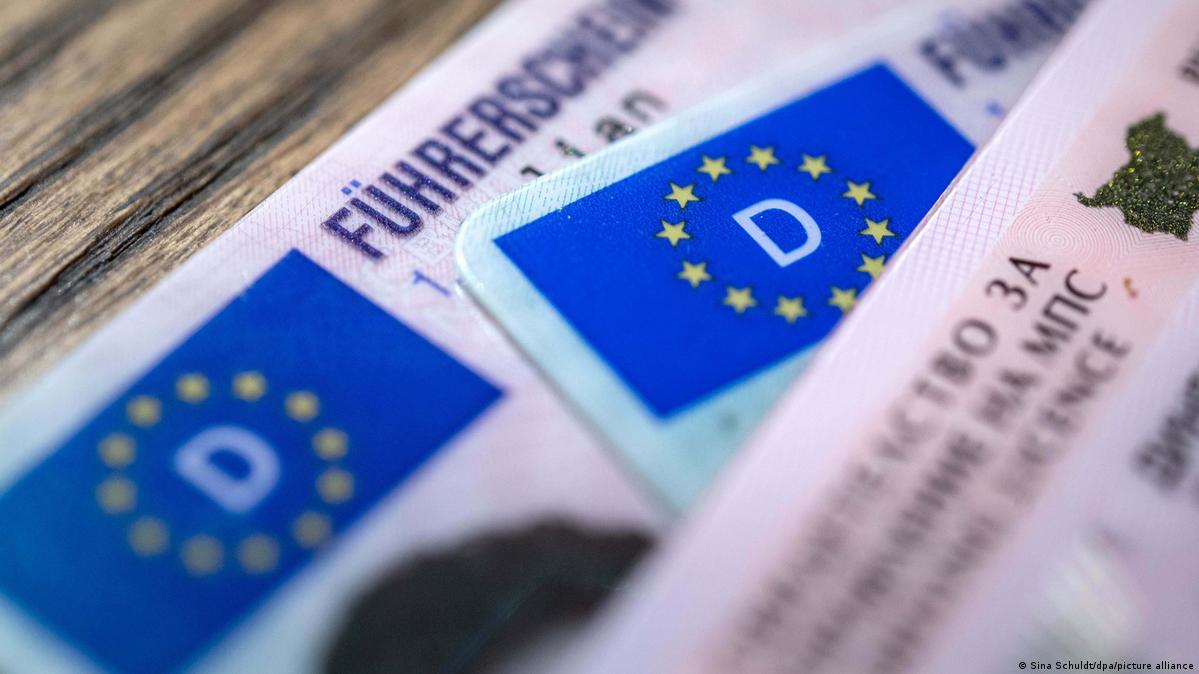 European Parliament seeks EU-wide drivers' license bans – DW – 02/06/2024