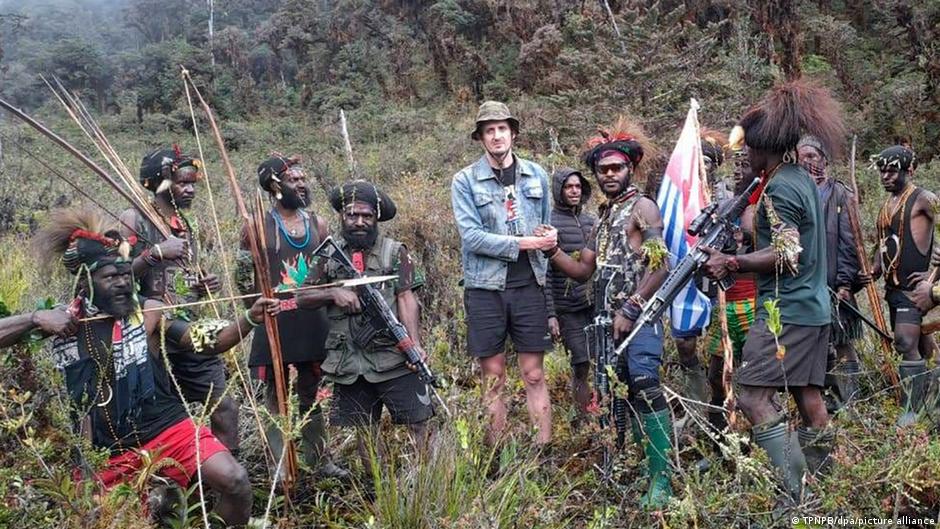 Indonesian rebels release New Zealand pilot after 19 months – DW – 09 ...