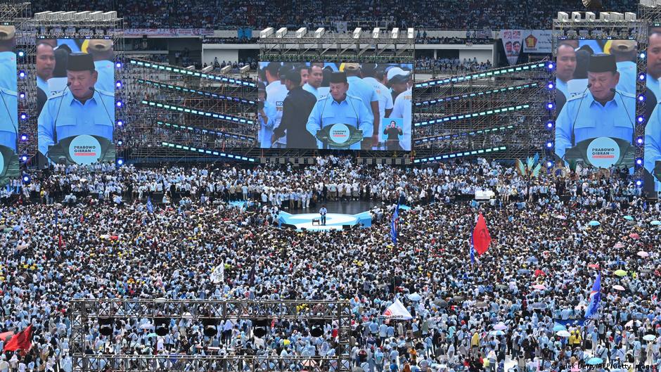 Indonesia election: Candidates hold final campaign rallies – DW – 02/10 ...