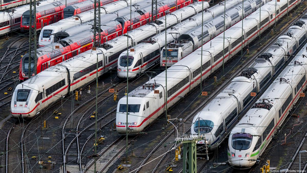Germany: New train strike possible after wage talks collapse – DW – 02 ...