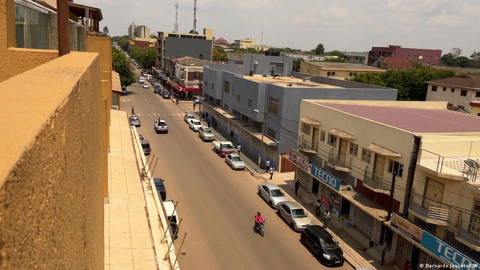 Moçambique: Assaltos à Justiça em Chimoio geram inquietação – DW – 14 ...