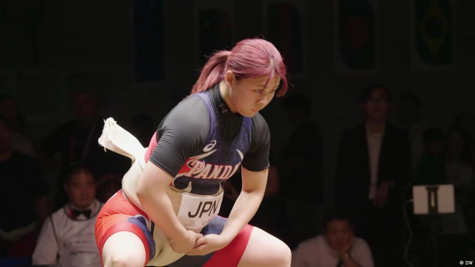 Breaking the Holy Ring — women take on Sumo – DW – 02/14/2025