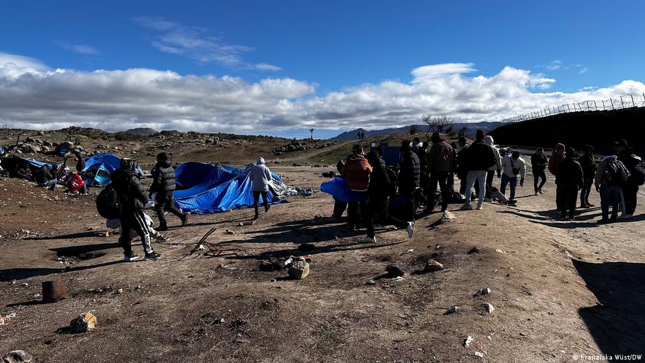 Volunteers on US border help migrants where government fails – DW – 02 ...