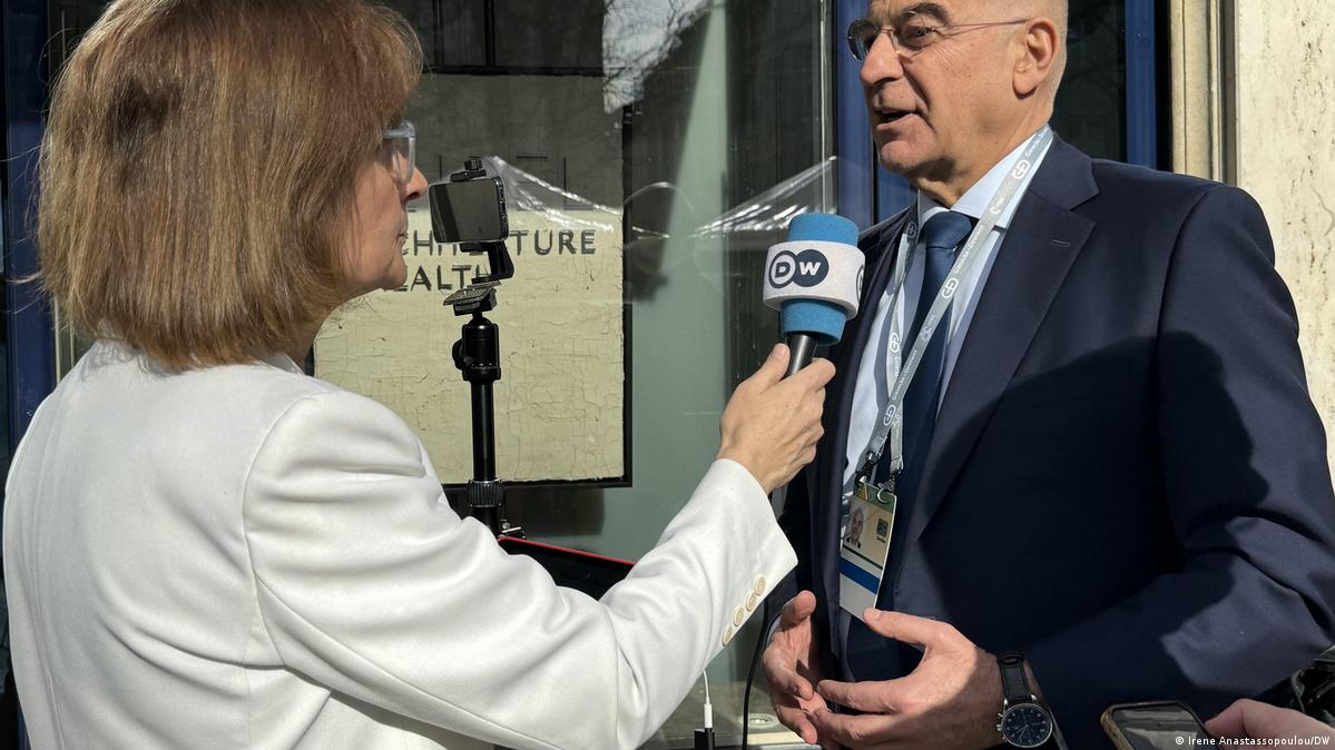 Δένδιας: Aμυντικός βραχίονας της ΕΕ συμβατός με το ΝΑΤΟ – DW – 17/02/2024