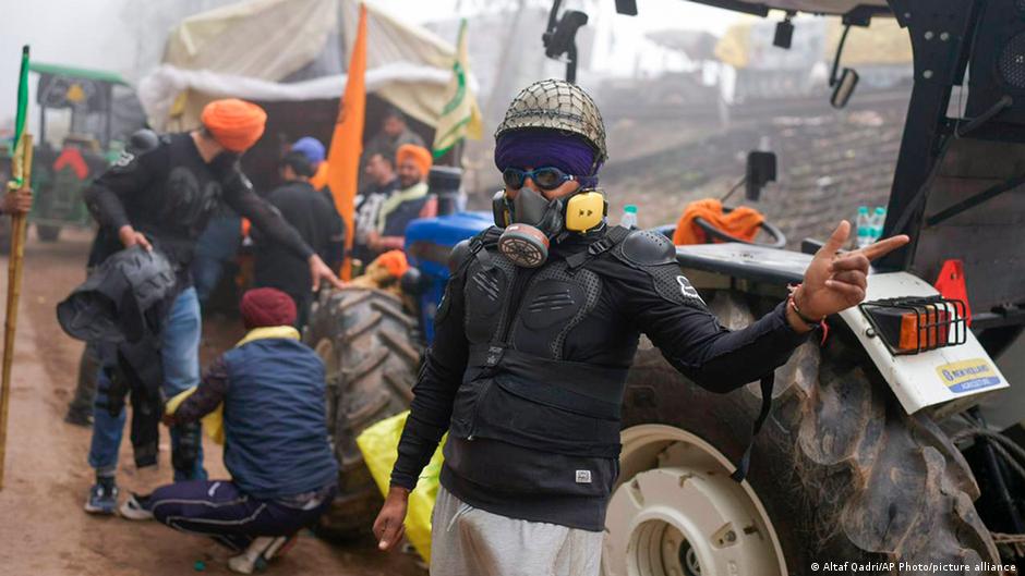 India: Police fire tear gas as farmers resume march to Delhi – DW – 02 ...