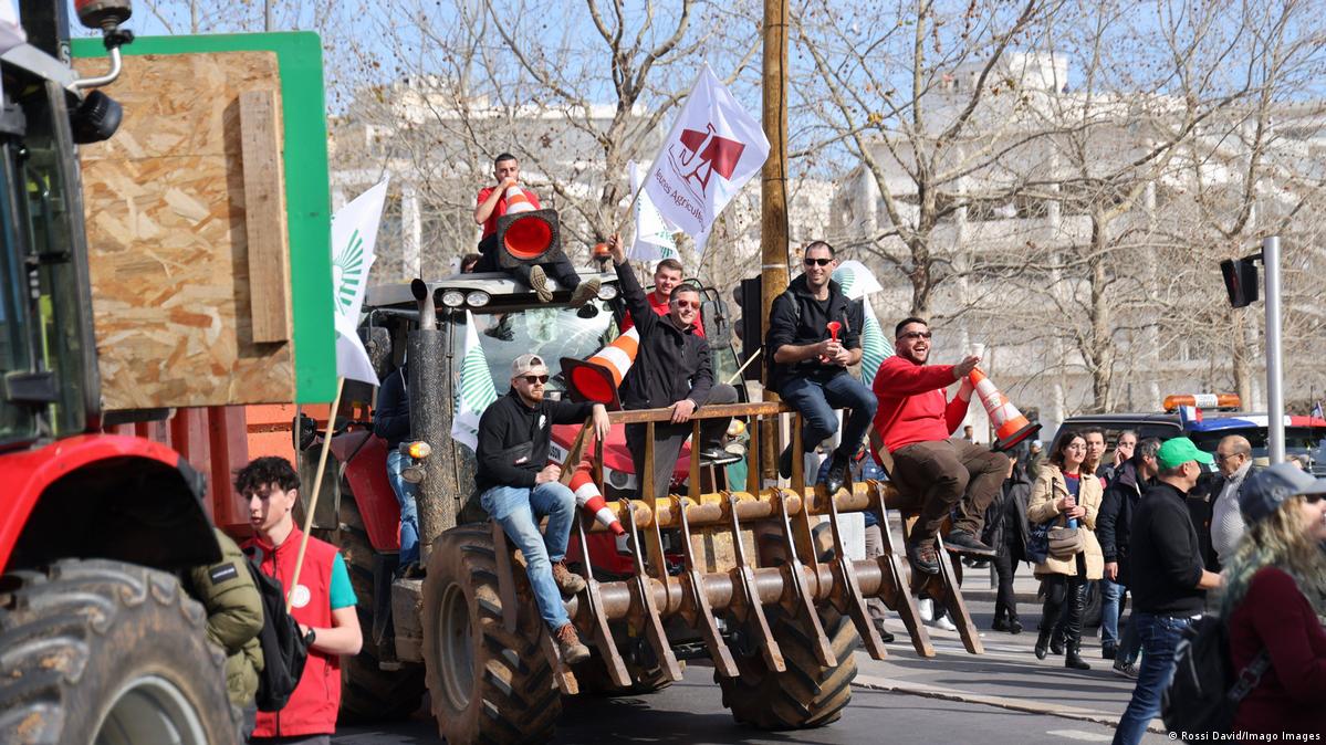 Protests and pressure: Why are French farmers so powerful? – DW – 02/26 ...
