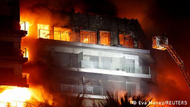 Spain: Fire engulfs high-rise apartment block in Valencia – DW – 02/23/2024