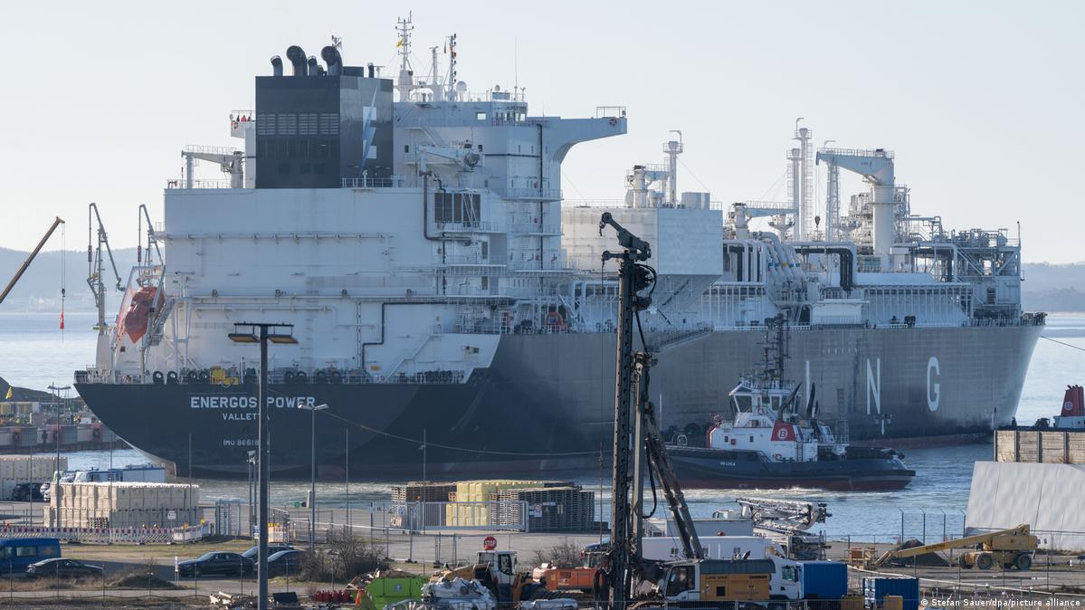 Germany: Disputed floating LNG terminal arrives at Rügen – DW – 02/24/2024