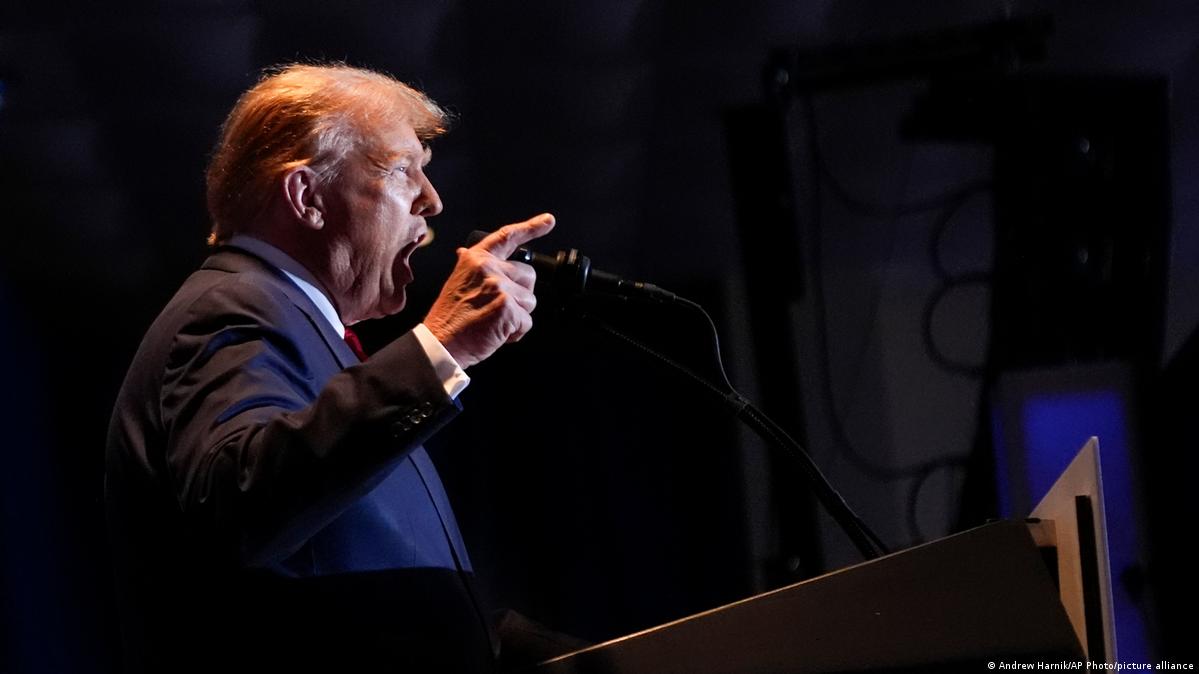 Após vencer na Carolina do Sul, Trump mira disputa com Biden – DW – 25 ...