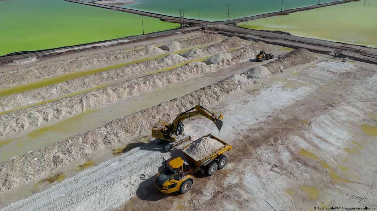 Codelco y SQM acuerdan explotar litio hasta 2060 en Chile – DW – 01/06/2024