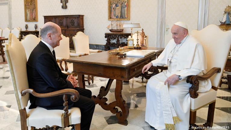 Papa Francisco recibe a Scholz en el Vaticano