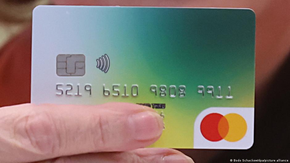 Germany's payment card scheme for asylum-seekers – DW – 03/05/2024
