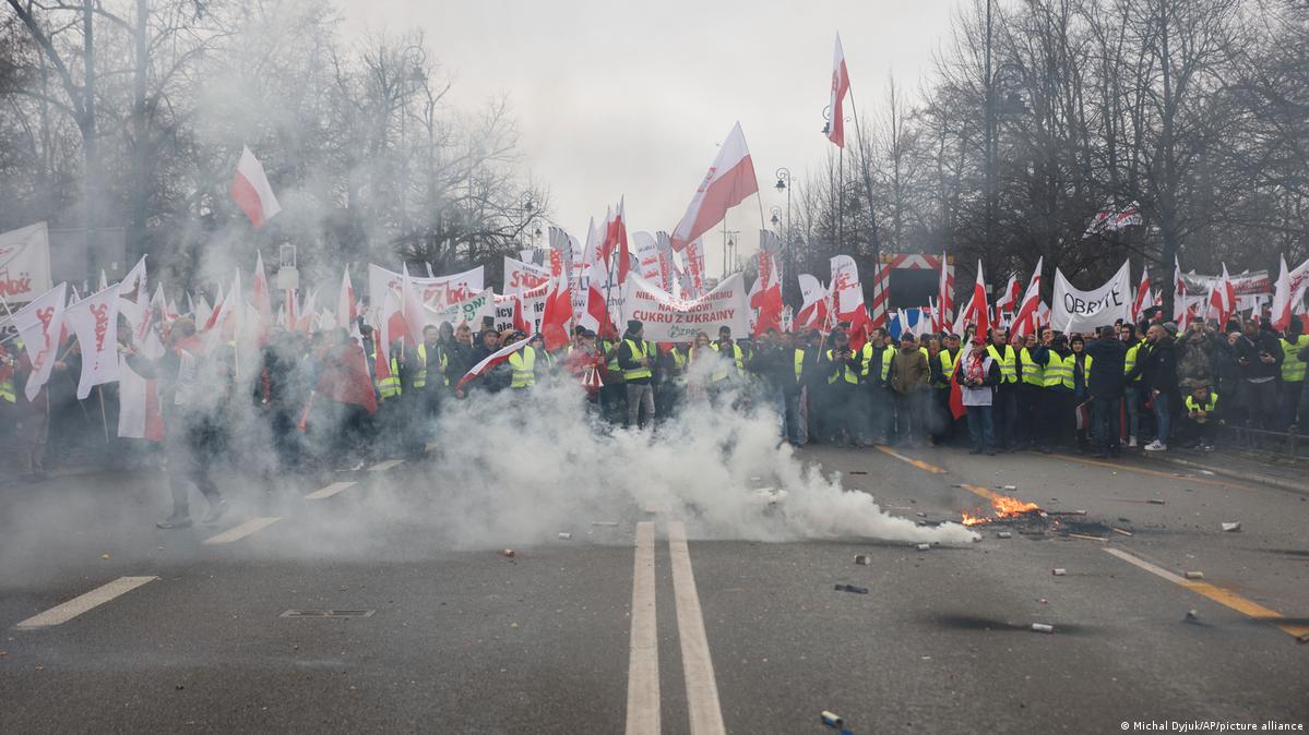 Clashes in Poland as farmers' protests get more political