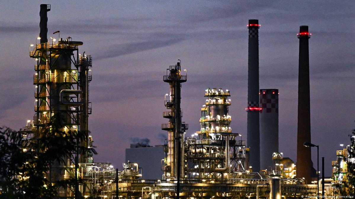 Crude oil shoots from damaged pipeline in eastern Germany – DW – 12/10/2025