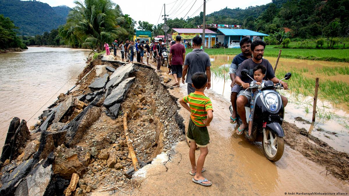 Indonesia: More than 20 dead in Sumatra floods, landslides – DW – 03/10 ...