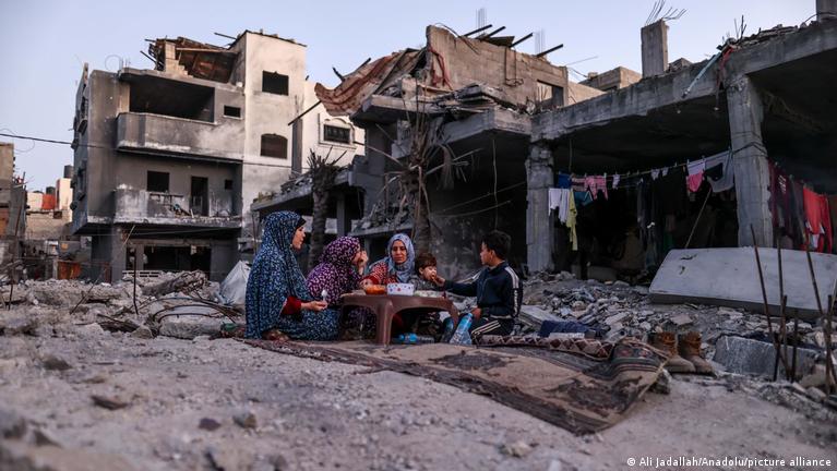 Israel-Hamas war: Ramadan begins as Gaza hunger worsens – DW – 03/12/2024