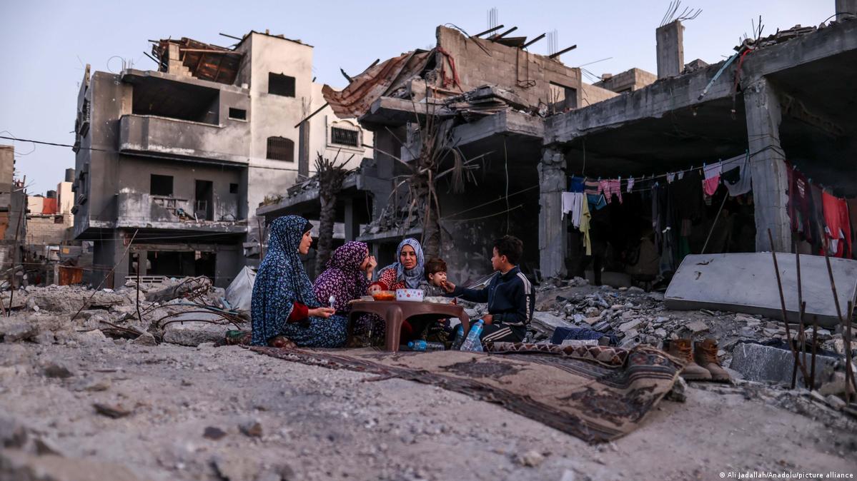 Israel-Hamas war: Ramadan begins as Gaza hunger worsens – DW – 03/12/2024