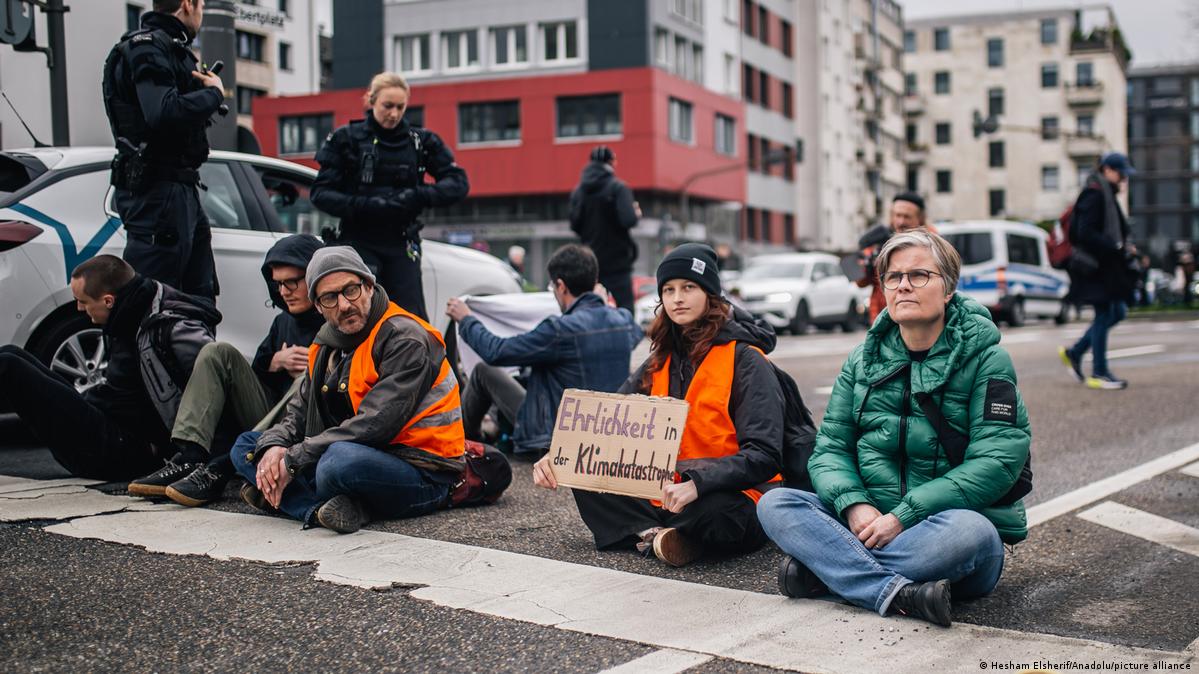 Last Generation stages protests across Germany – DW – 03/16/2024